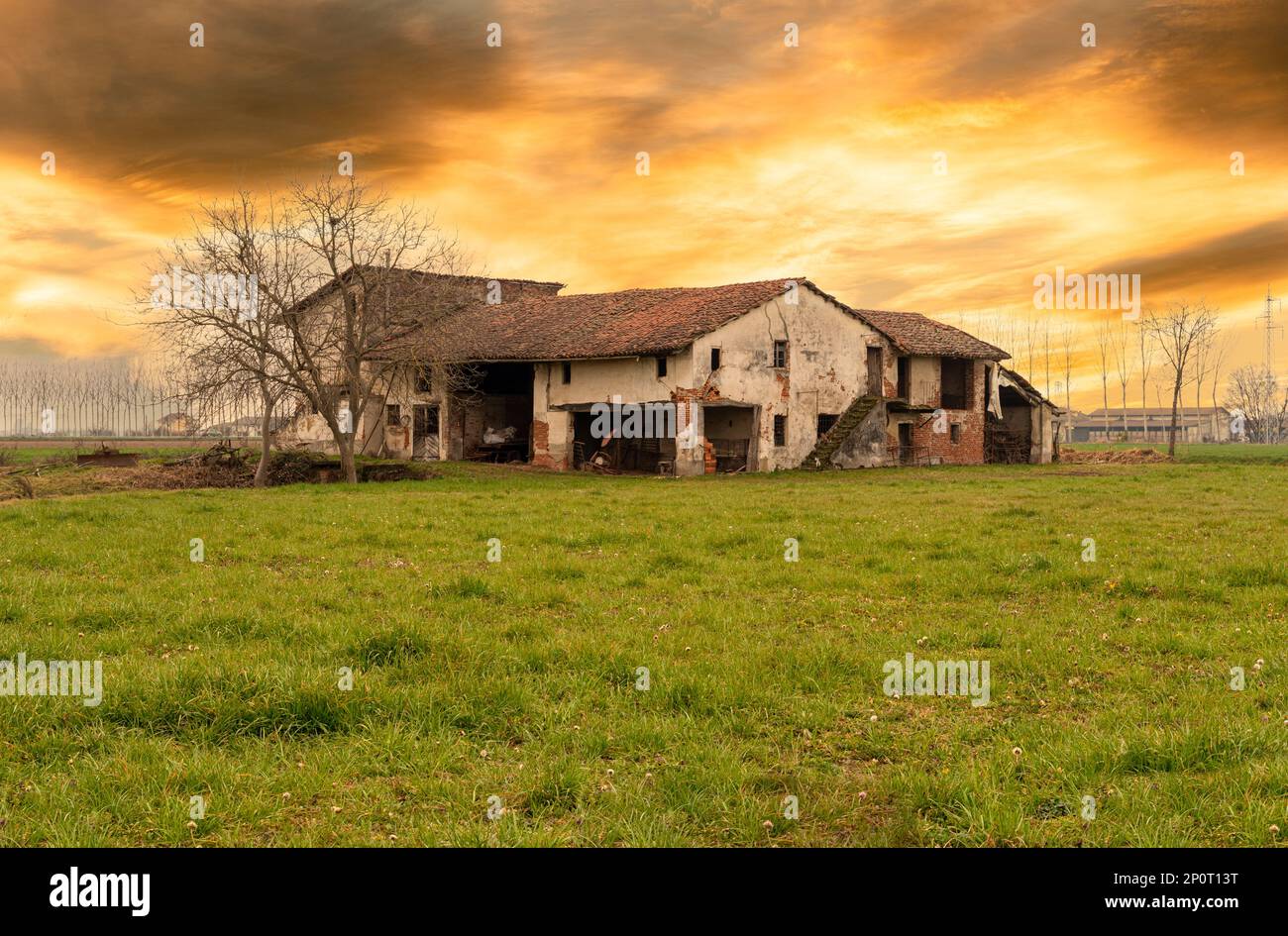 Old abandoned farmhouse with typical rural architecture of the Po ...