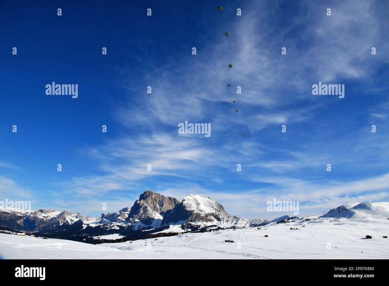 Italian Army paratroopers assigned to 4th Alpini Regiment, Folgore ...