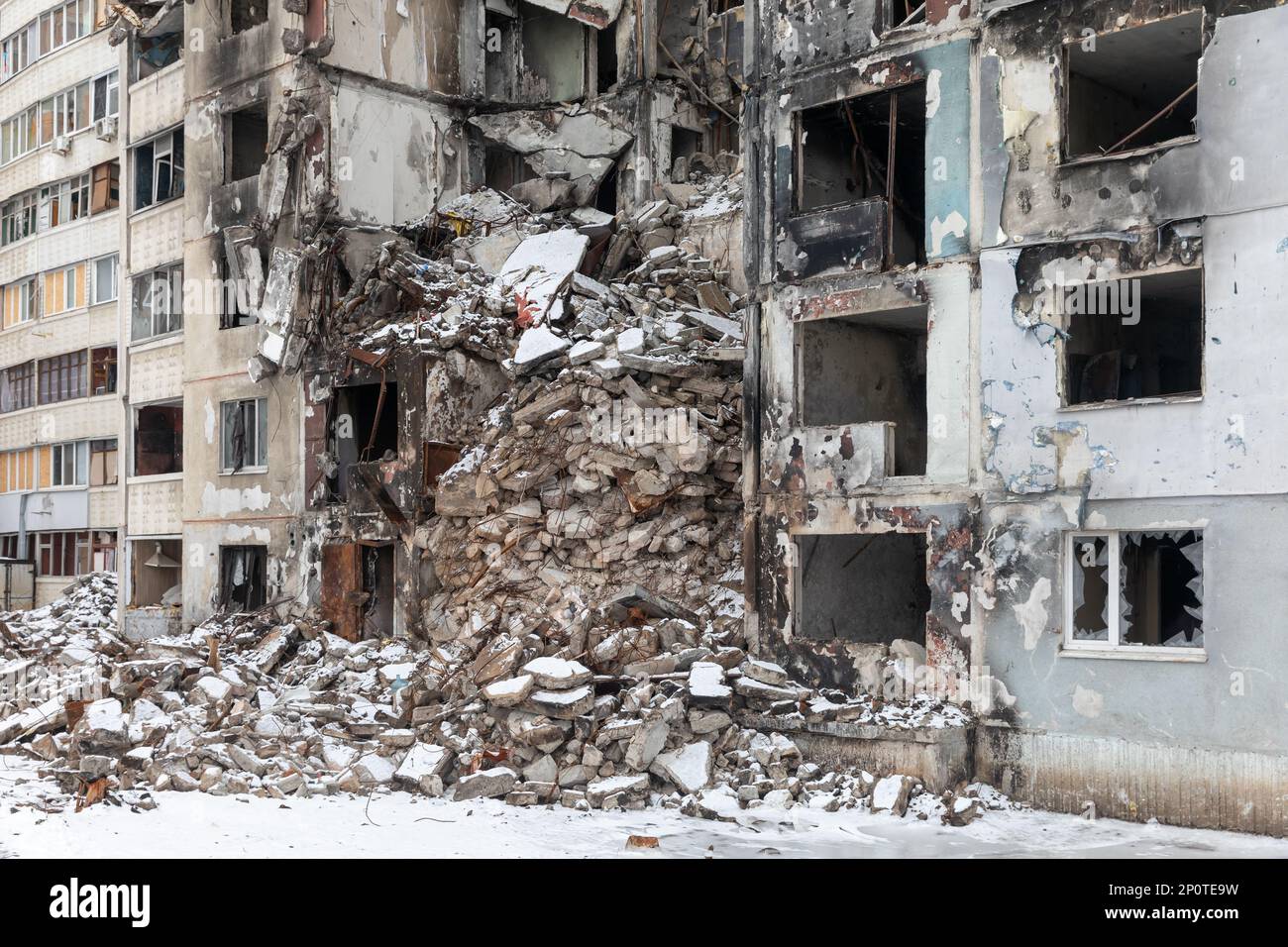 Ukraine destroyed apartment building hi-res stock photography and images - Alamy