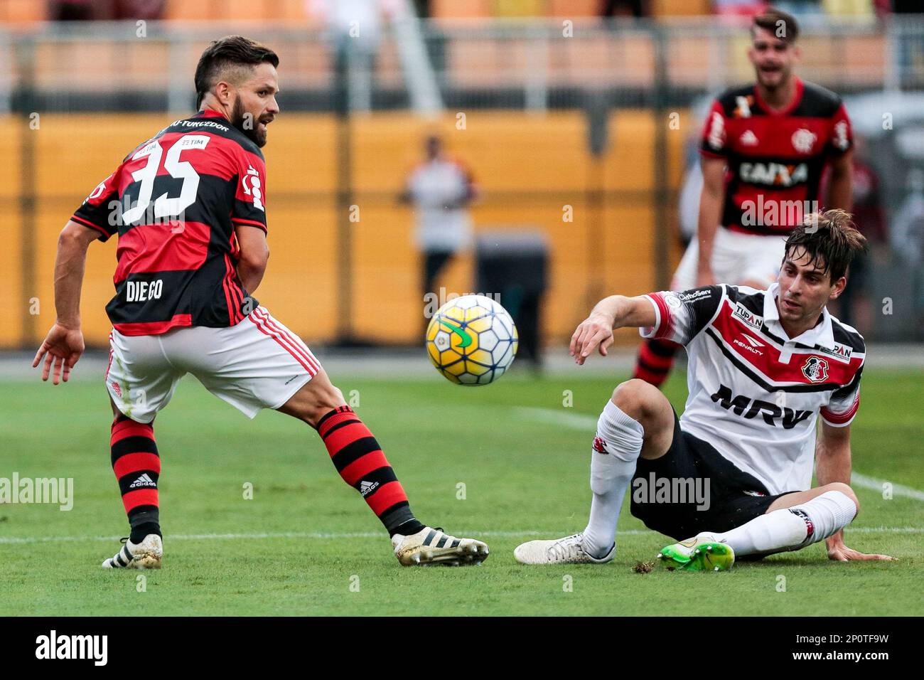 SAO PAULO - SP - 09/10/16 - BRASILEIRO 2016/FLAMENGO X SANTA CRUZ - Diego do Flamengo em lance ...