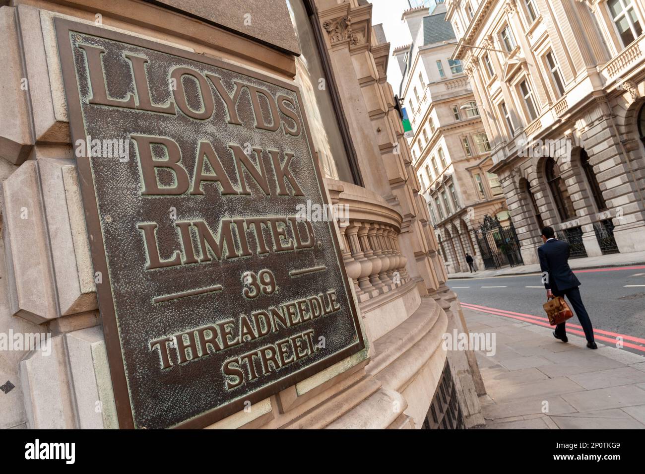 Lloyds Bank on Threadneedle Street, London, UK Stock Photo - Alamy