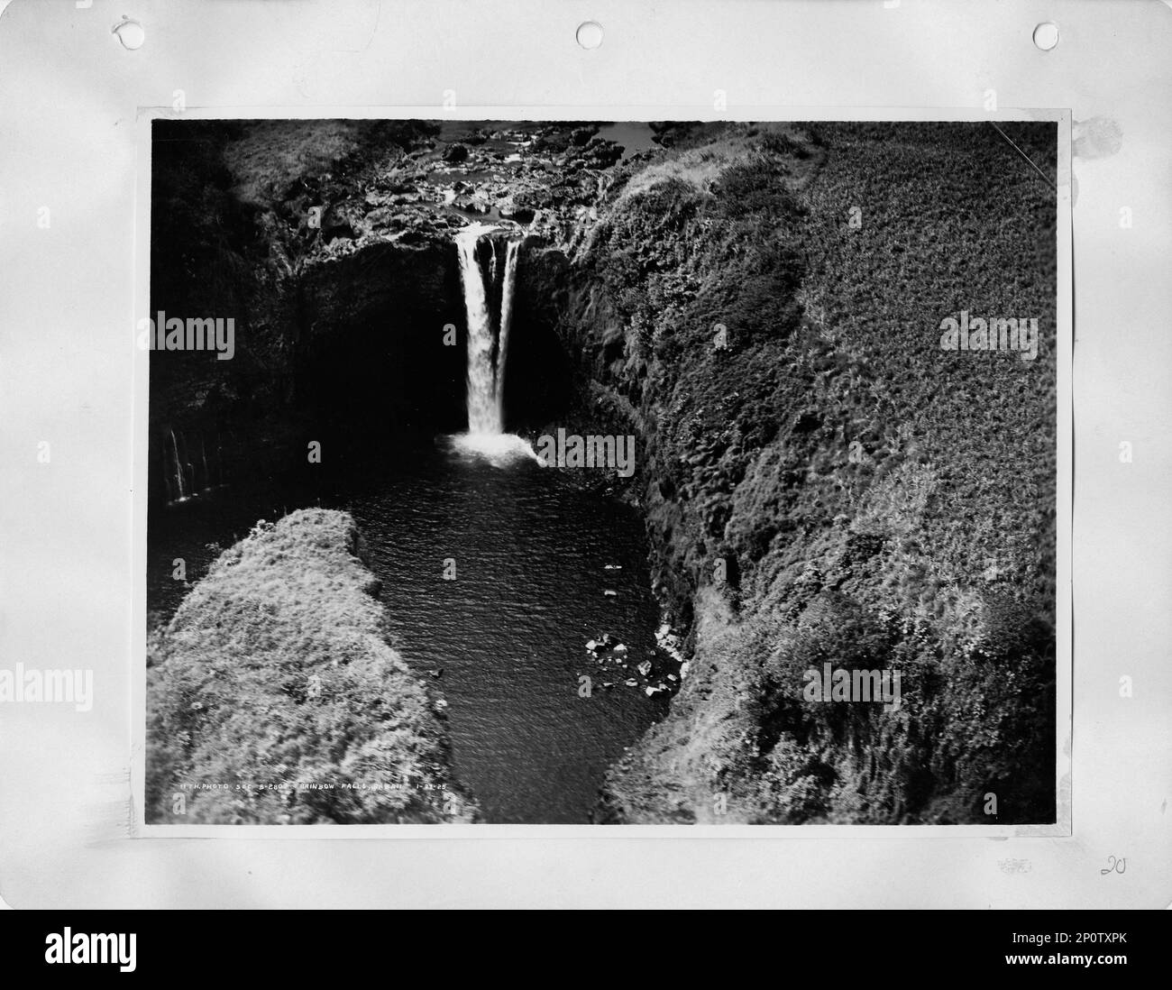Rainbow falls hawaii Black and White Stock Photos & Images - Alamy
