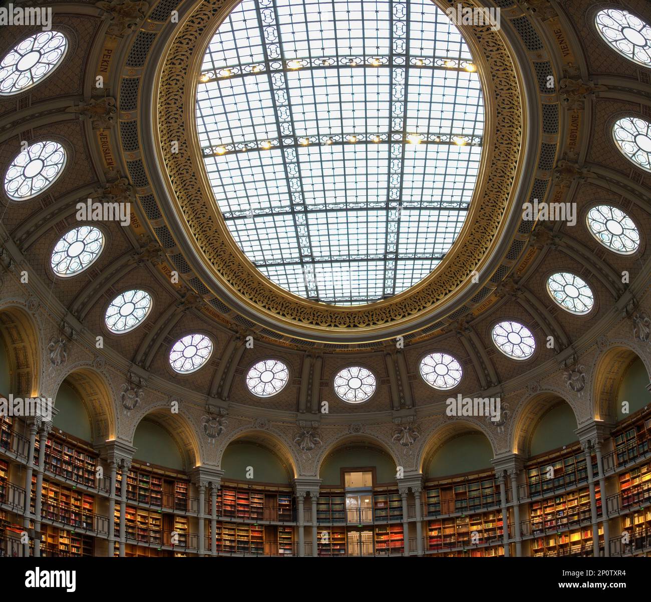 Oval room of the Richelieu Public National library in Paris Stock Photo ...