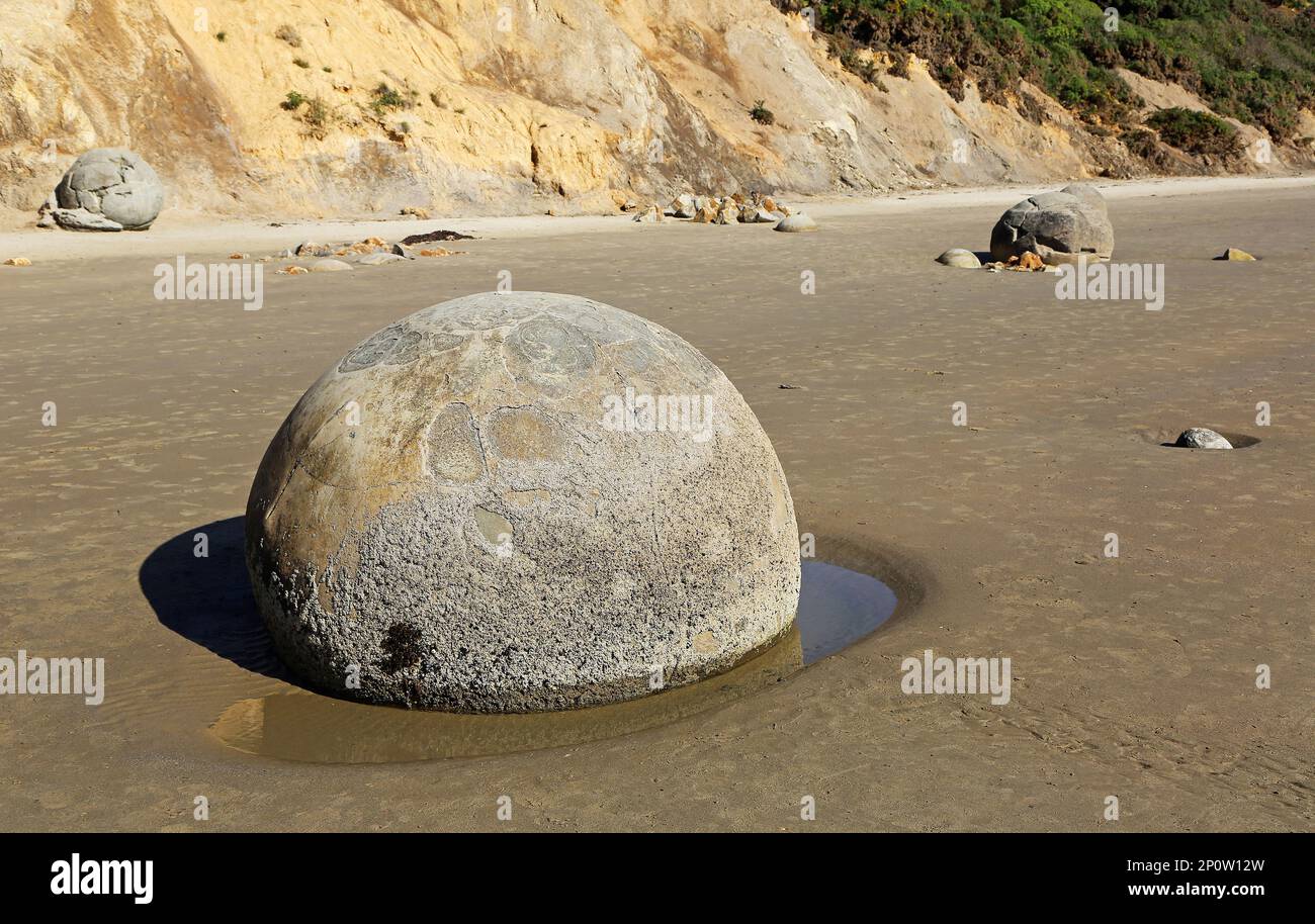 Spherical rock - Moeraki Boulders - New Zealand Stock Photo - Alamy