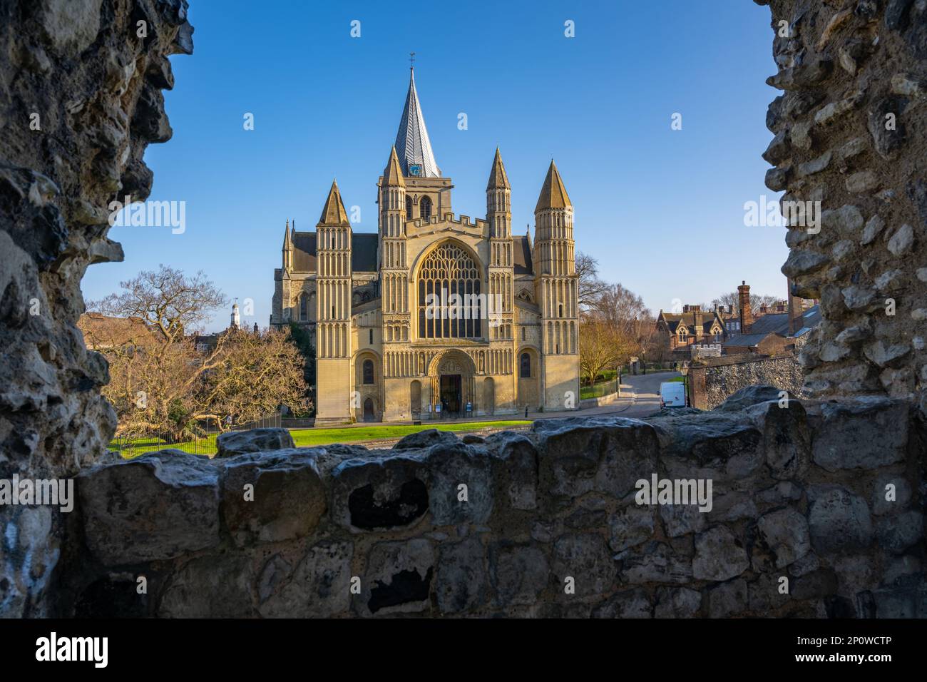 Rochester Cathedral from the precinct of Rochester Castle Stock Photo ...