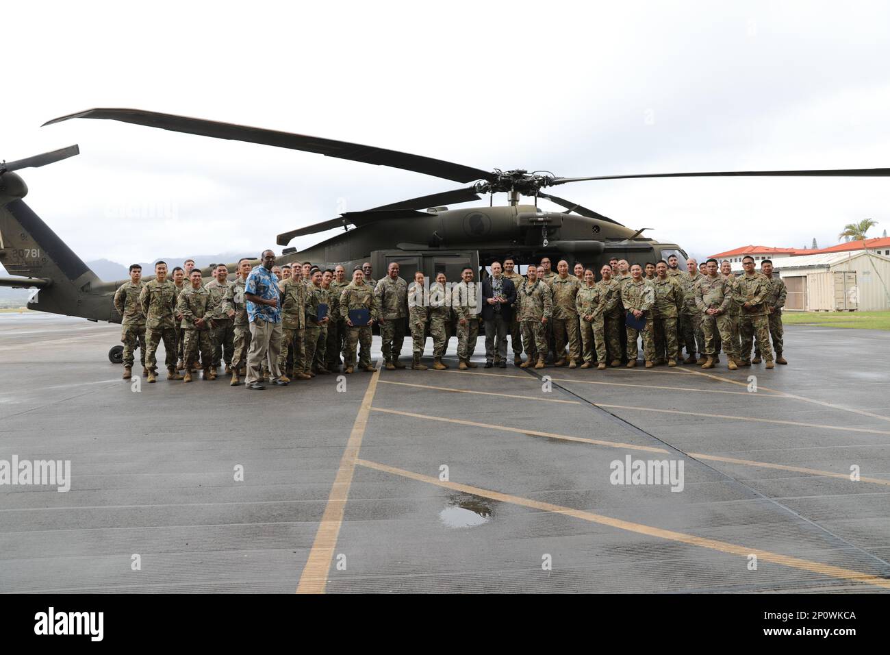 Hawaii Army National Guard (HIARNG) Soldiers from the 189th Aviation ...