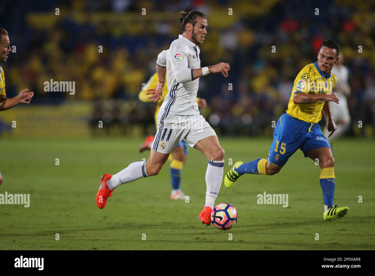 Real Madrid's Gareth Bale controls the ball past Las Palmas' Roque Mesa ...