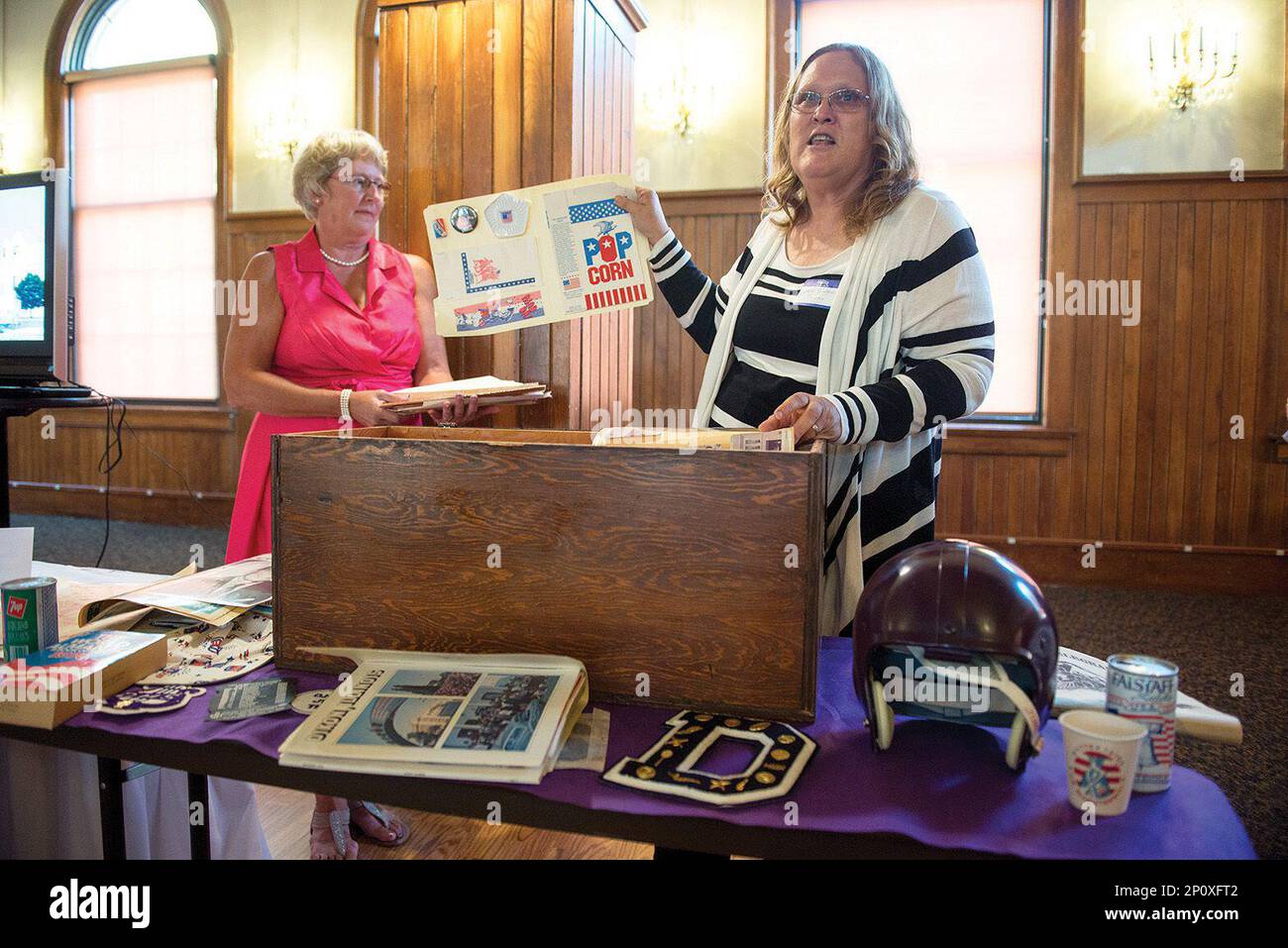 In this Sept. 3, 2016 photo Janet Freil, left, and Diane Stiens remove ...