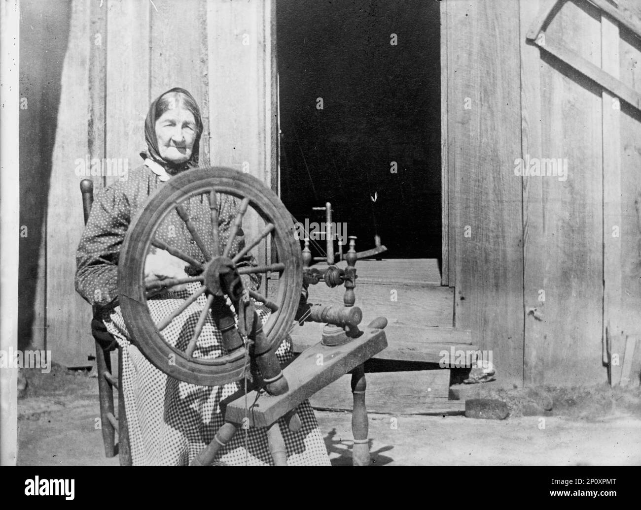 Old woman with spinning wheel hi-res stock photography and images - Alamy