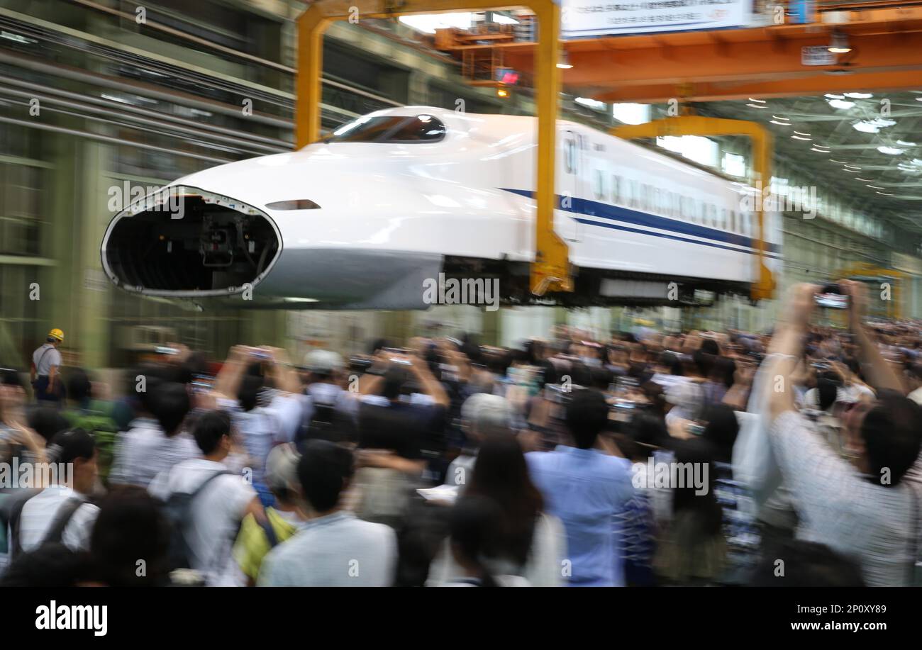 Railway buff take pictures of " the flying shinkansen,'' locomotive ...