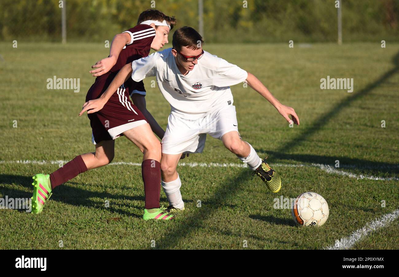 Ashland's Holden Harris, left, and East Carter's Ryan Gumm compete for ...