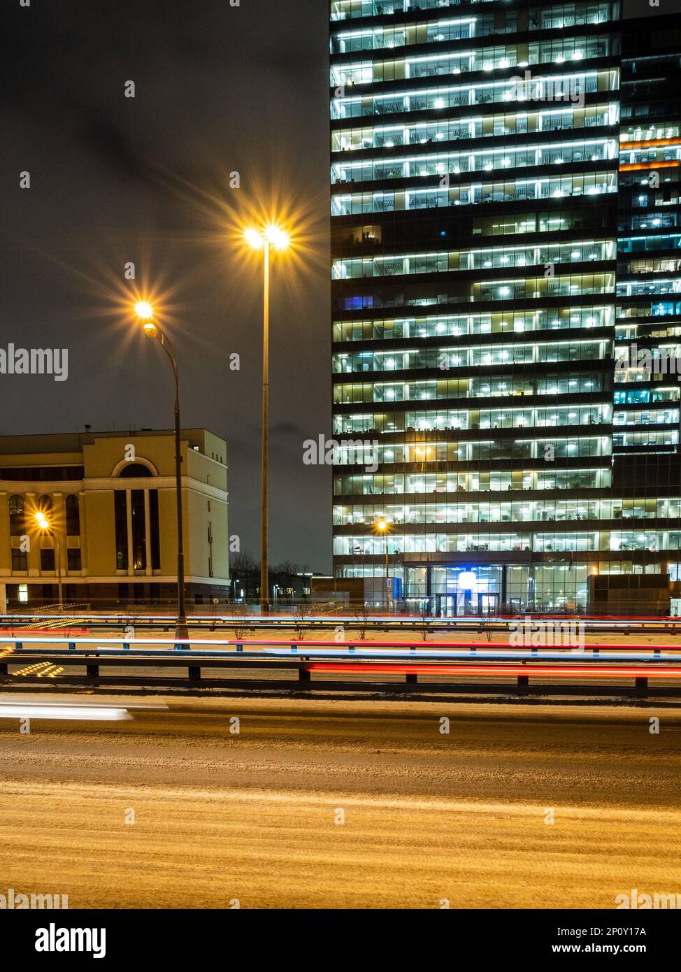 Glass covered high rise building hi-res stock photography and images ...