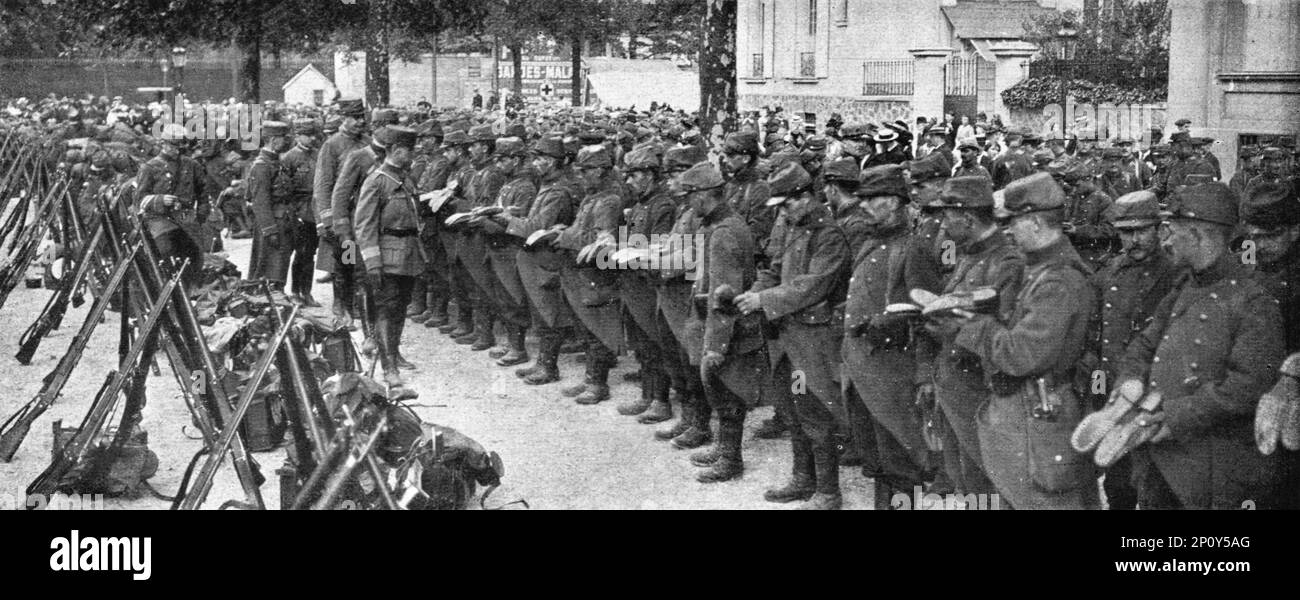 ''Vers le Front; Le colonel passe en personne la revue des brodequins ...