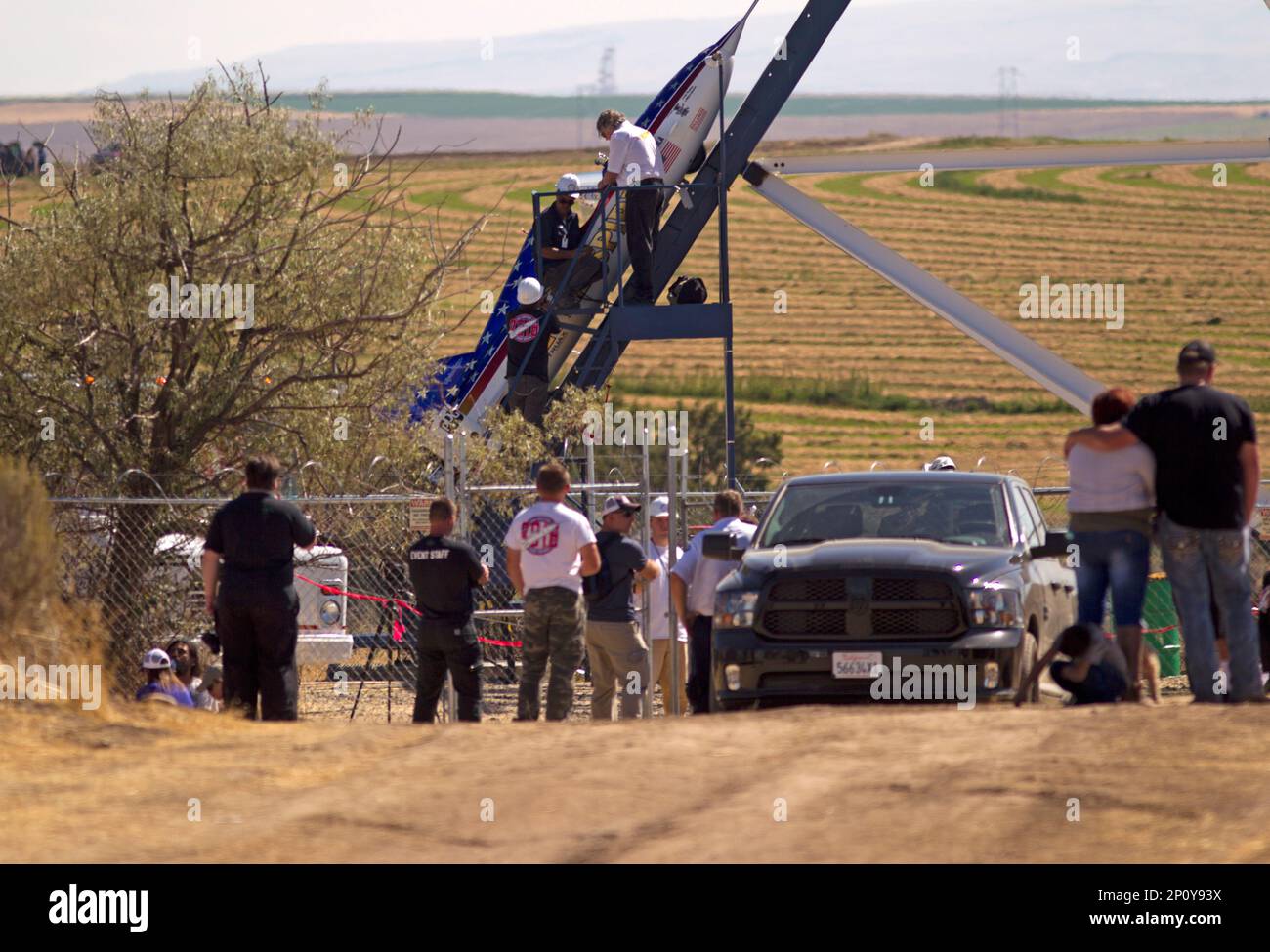 Workers prepare the "Evel Spirit" rocket for stuntman Eddie Braun on ...