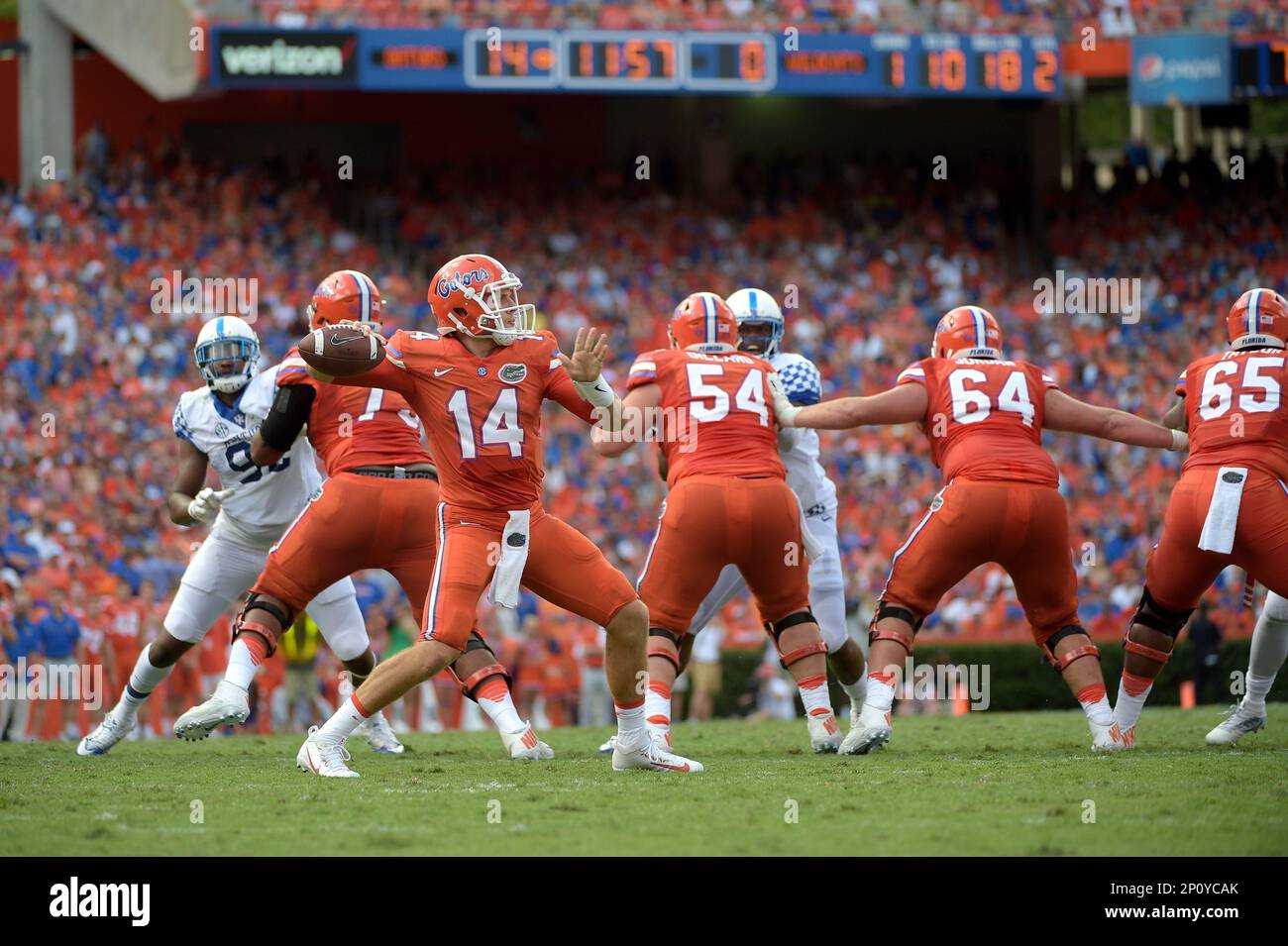 Florida quarterback Luke Del Rio (14) throws a pass behind offensive ...