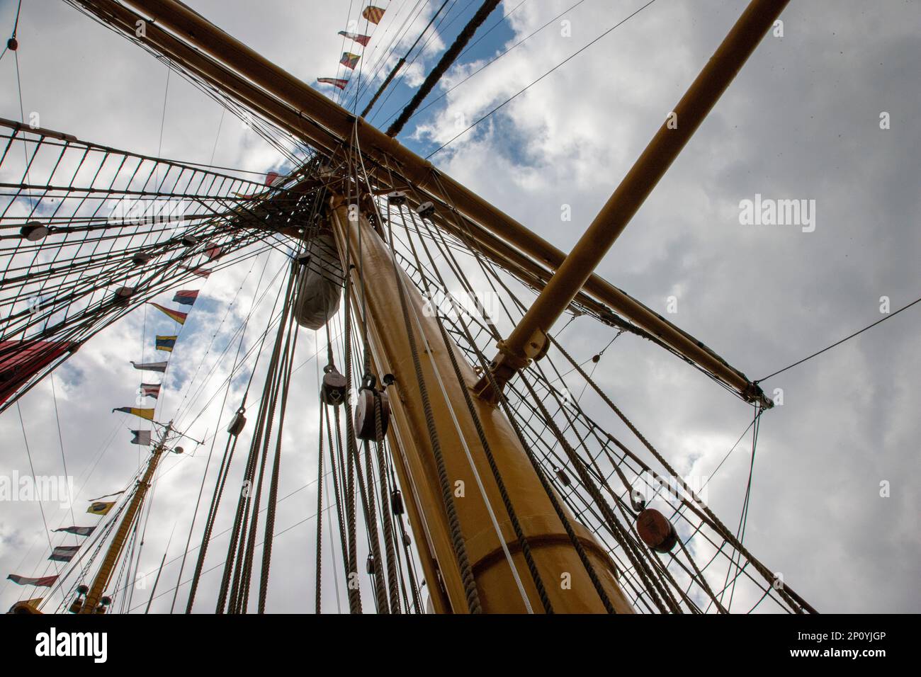 Skyward masts hi-res stock photography and images - Alamy