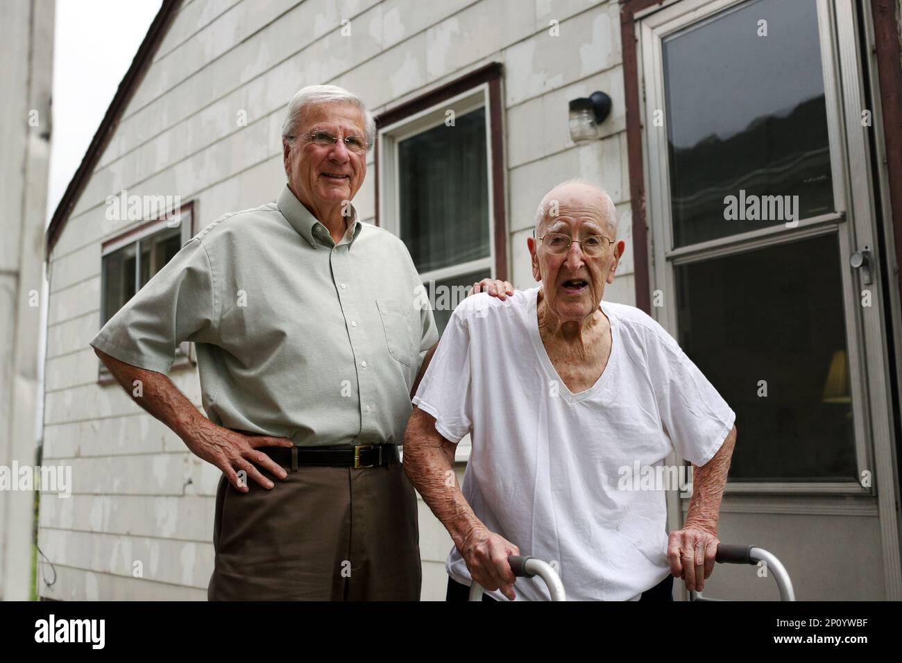 Jim Bayne, left, spends time with 96-year-old WWII veteran Maynard ...