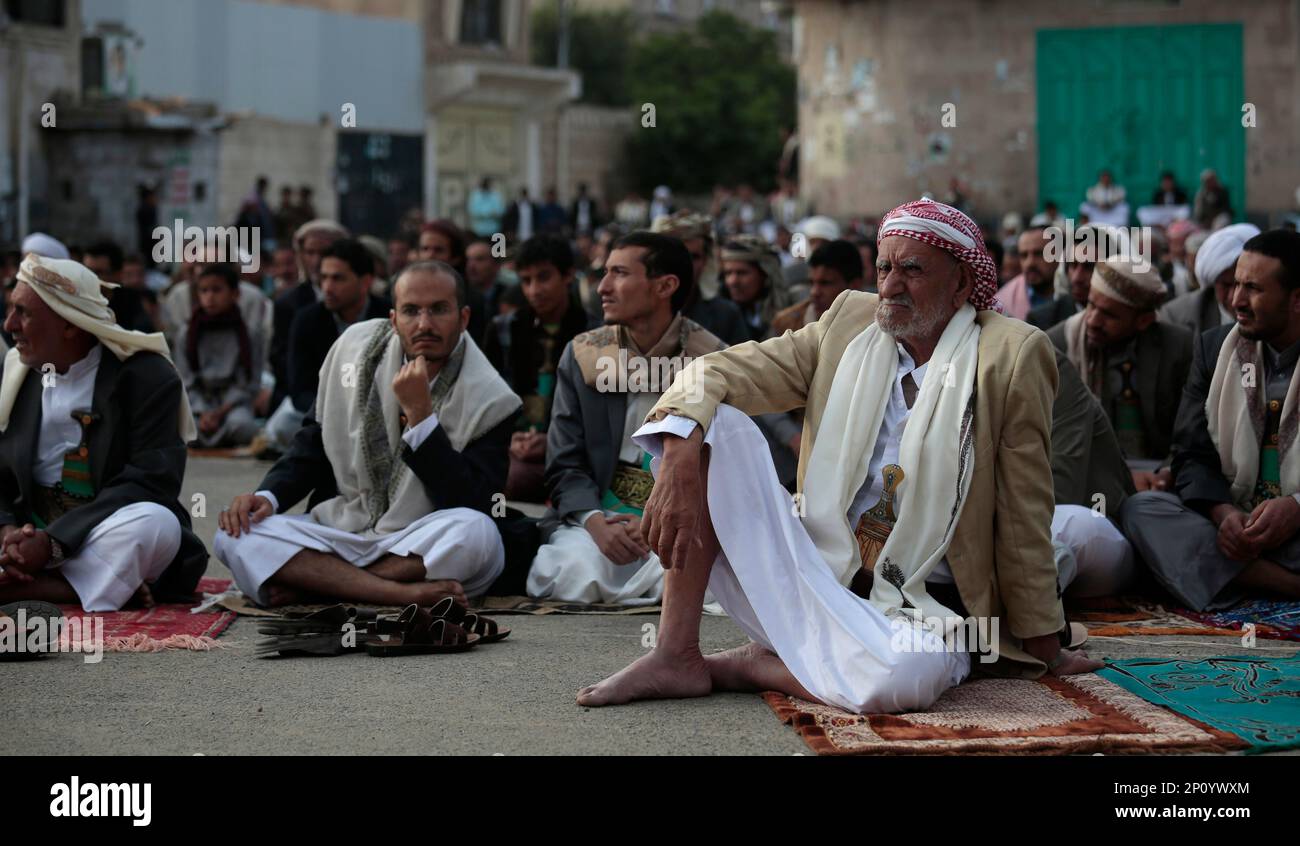 Yemeni Muslims offer prayers to celebrate Edi al-Adha, or Feast of ...