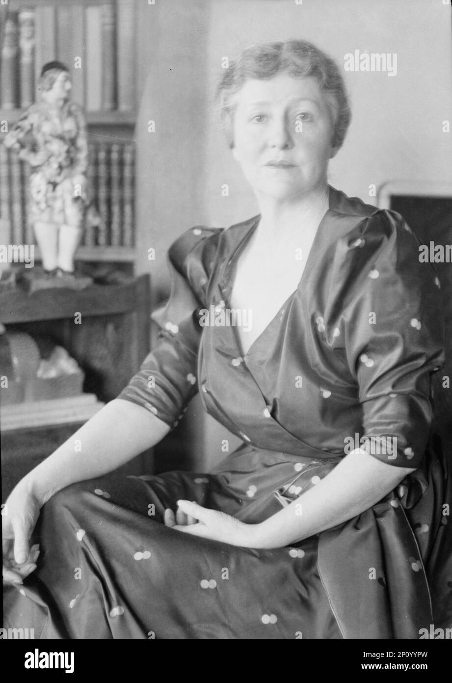 Woman camera photograph 1930s hi-res stock photography and images - Alamy
