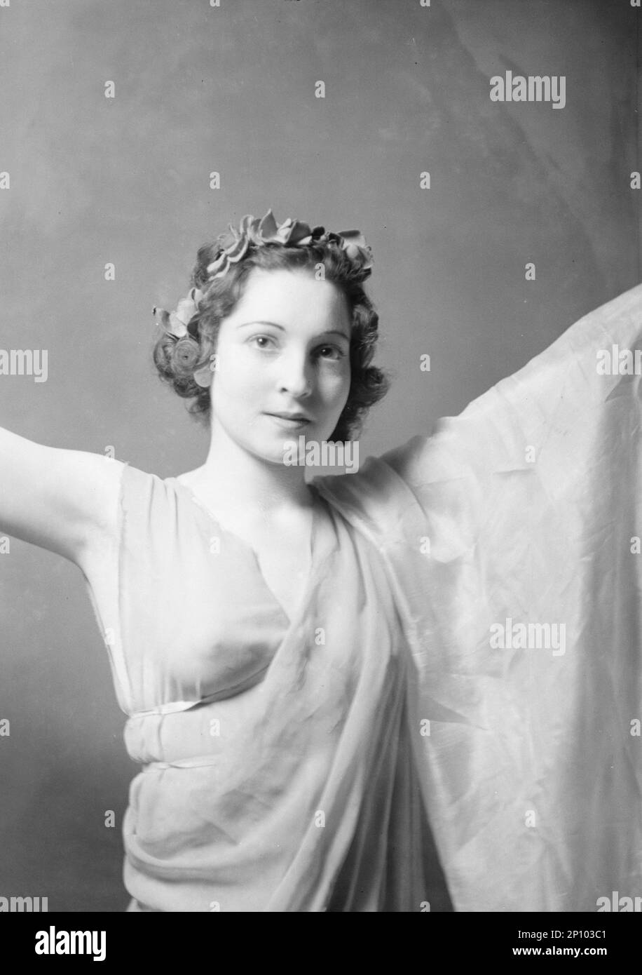 Portrait beautiful woman in thirties Black and White Stock Photos ...