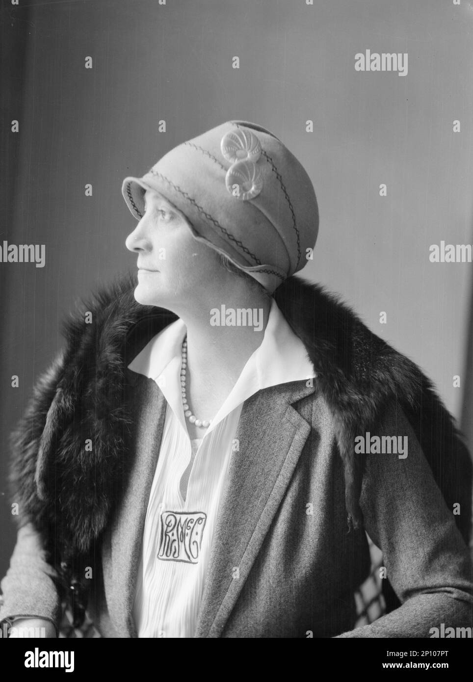 Fur stole 1920s hi-res stock photography and images - Alamy