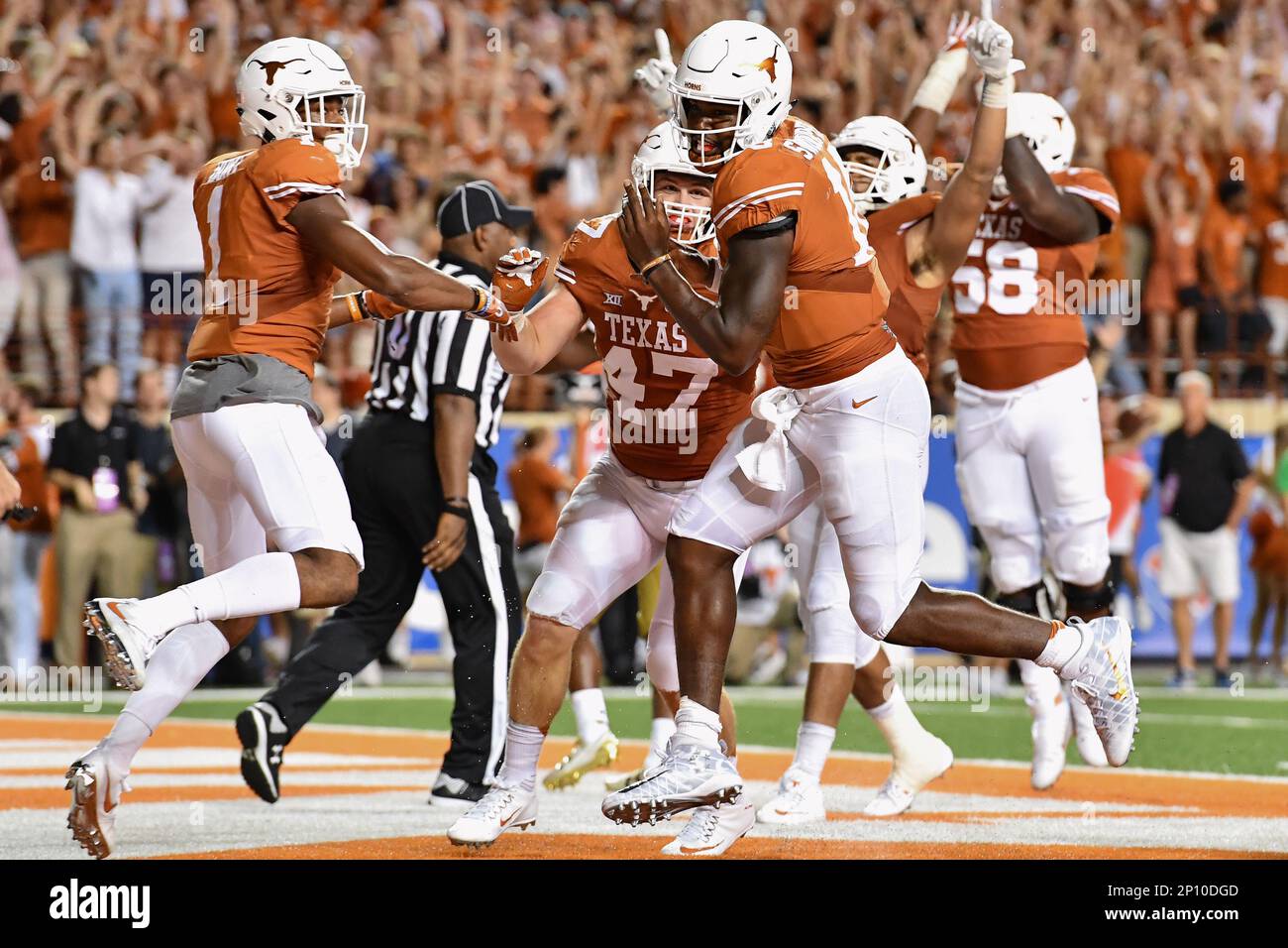 Texas quarterback Tyrone Swoopes (18) celebrates game winning touchdown ...