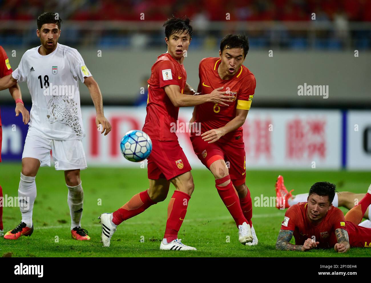 China's Hao Junmin (L2), Feng Xiaoting (R2) and Zhang Linpeng (R) fight ...