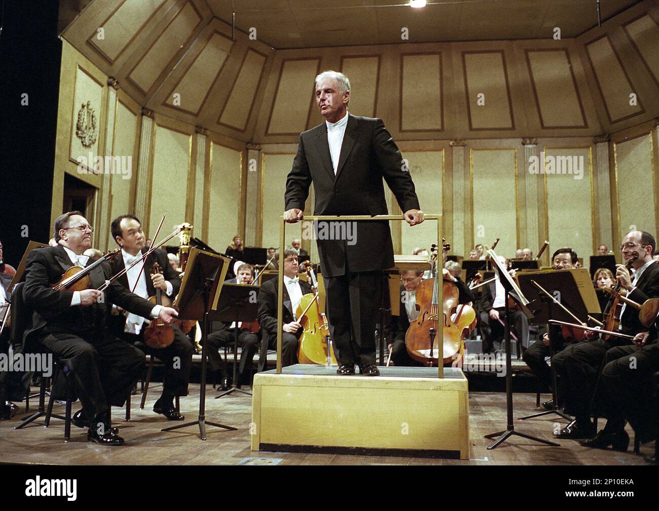 Argentine-Israeli conductor Daniel Barenboim greets a Teatro Colón ...