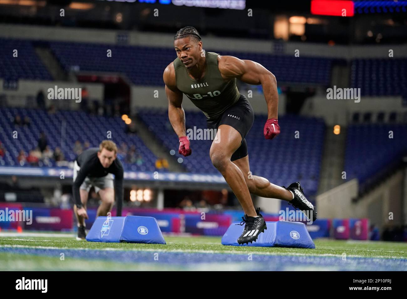 Washington State linebacker Daiyan Henley runs a drill at the NFL ...