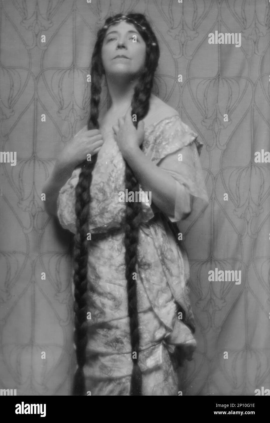 Auld, Gertrude (Mrs. Thomas), portrait photograph, ca. 1914 Stock Photo ...