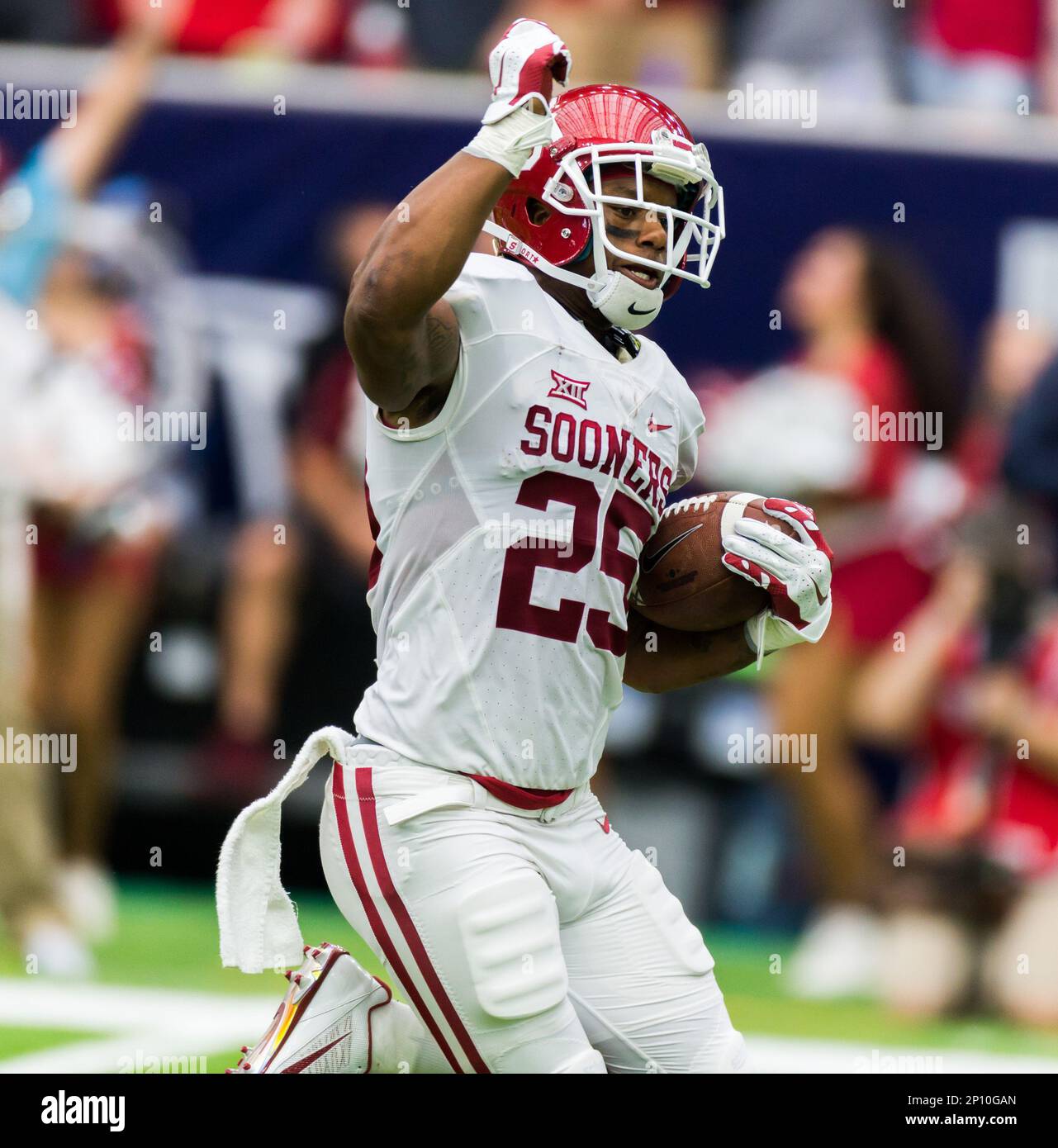 Oklahoma Sooners running back Samaje Perine (32) rushing for a ...