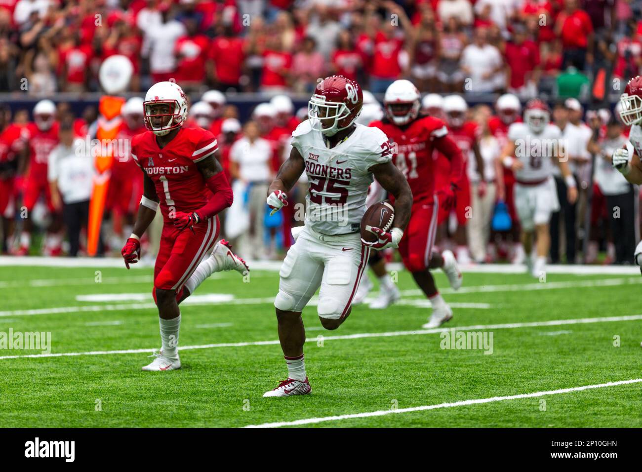 Oklahoma Sooners running back Joe Mixon (25) tried to avoid Houston ...