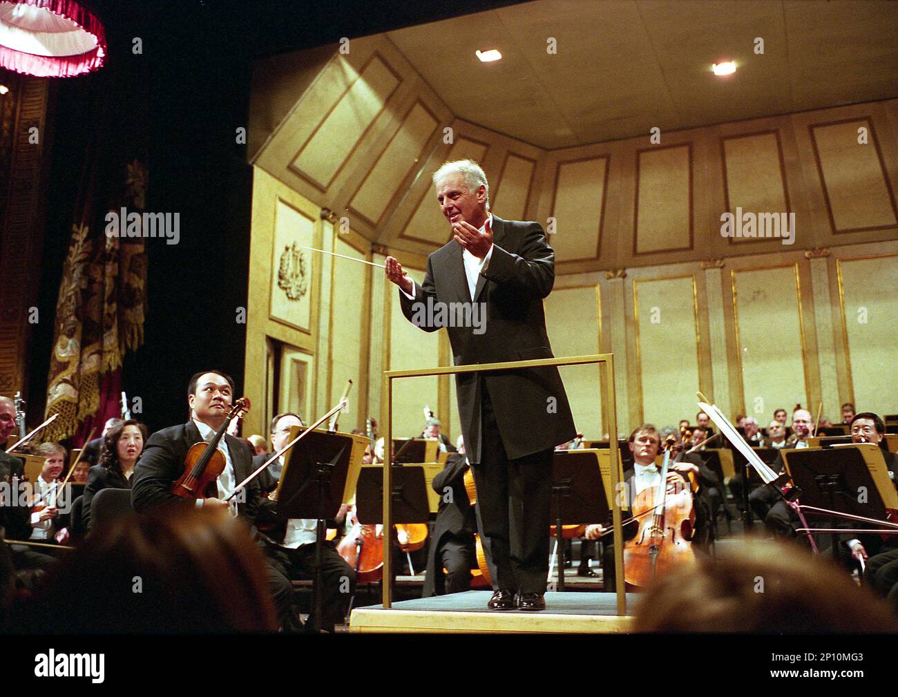 Argentine-Israeli conductor Daniel Barenboim greets a Teatro Colón ...