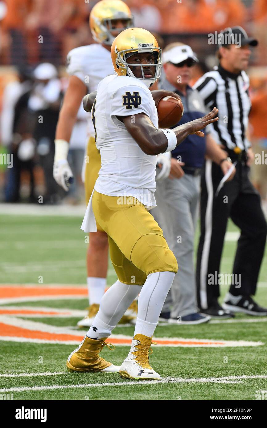 Notre Dame quarterback Malik Zaire (9) warms up before an NCAA football ...