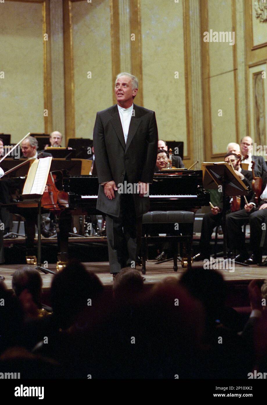 Argentine-Israeli conductor Daniel Barenboim greets a Teatro Colón ...