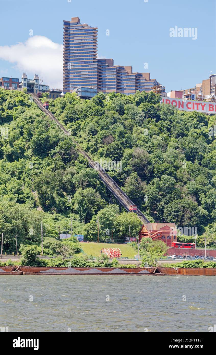 Pittsburgh South Shore: Landmark Duquesne Incline carries tourists and ...