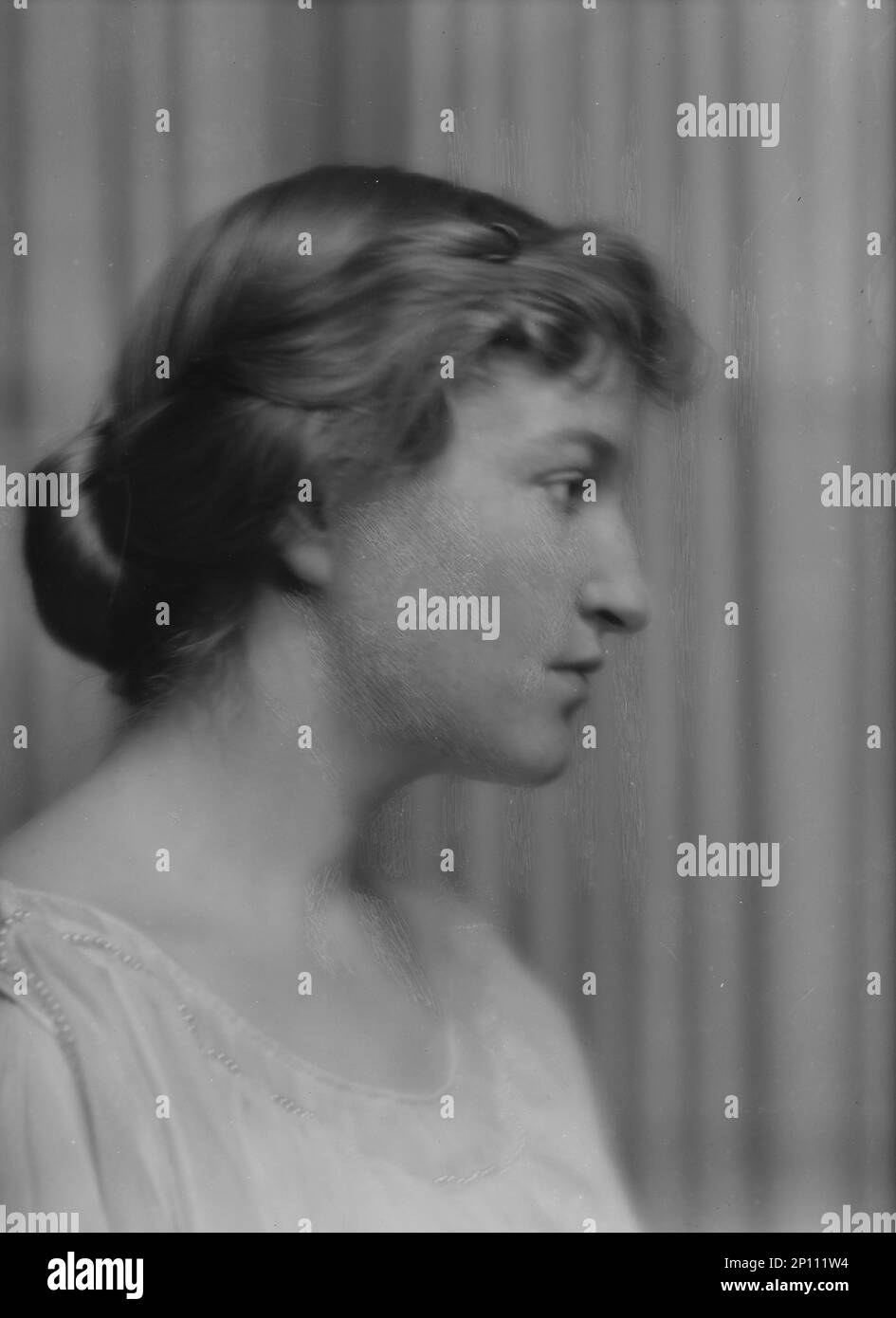 Studio portrait 1915 hi-res stock photography and images - Alamy
