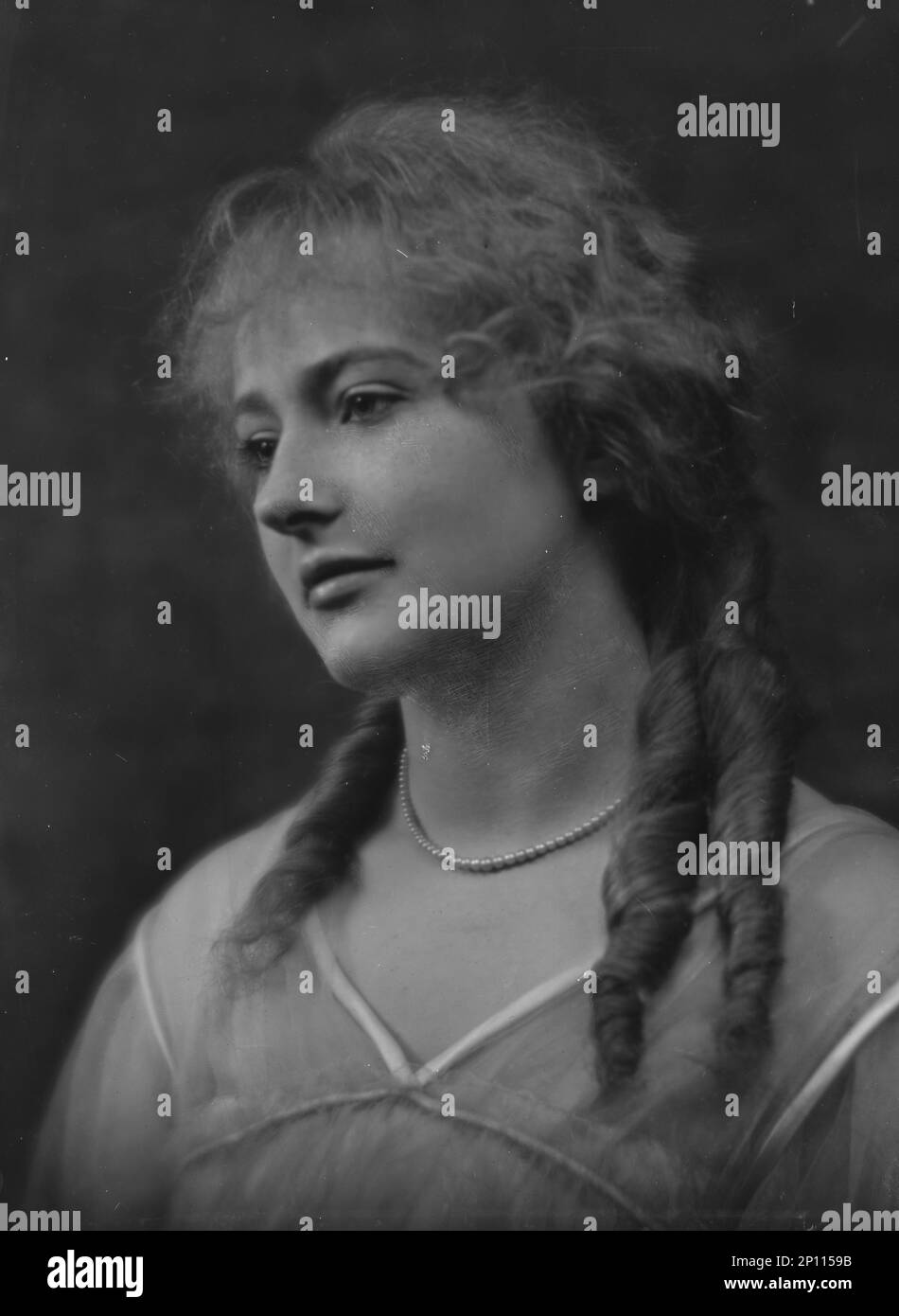 Crosbie, Violet, Miss, portrait photograph, 1916 Mar. 17 Stock Photo ...