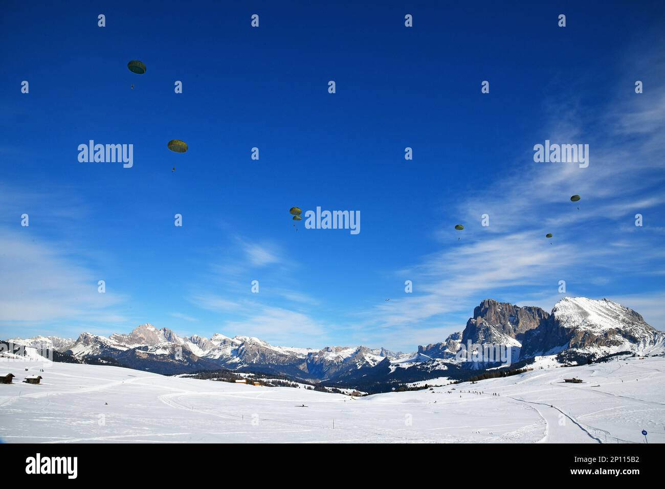 Italian Army paratroopers assigned to 4th Alpini Regiment, Folgore ...