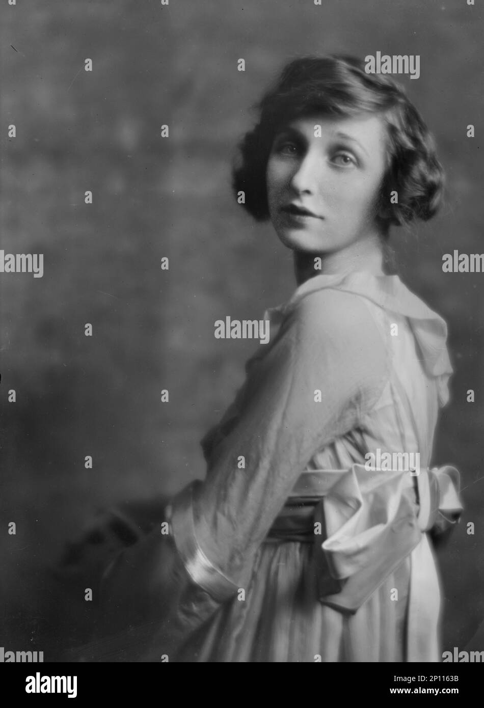 Dalmain, M., Miss, portrait photograph, 1915 May 15 Stock Photo - Alamy