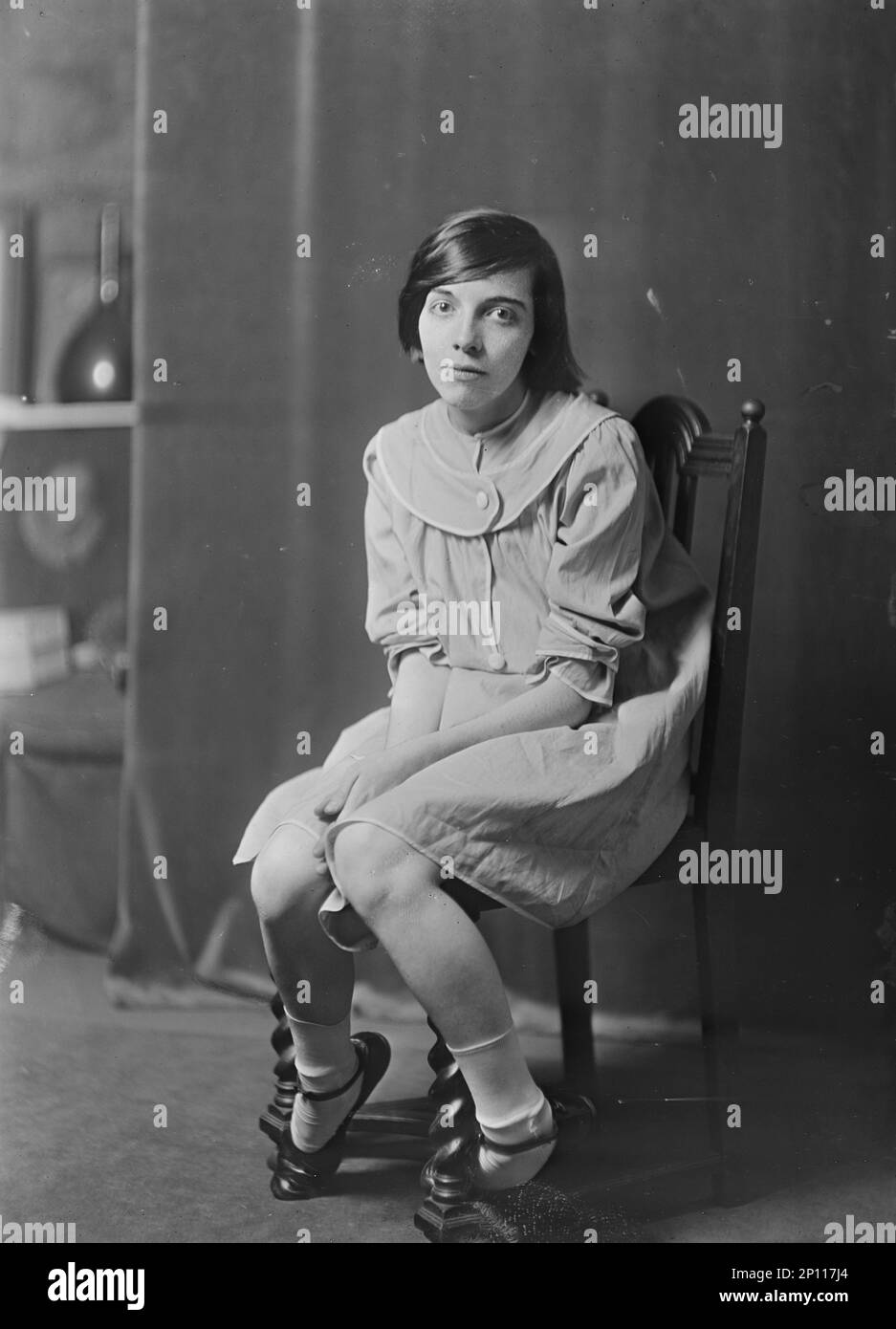 Teenage girl sitting posture Black and White Stock Photos & Images - Alamy