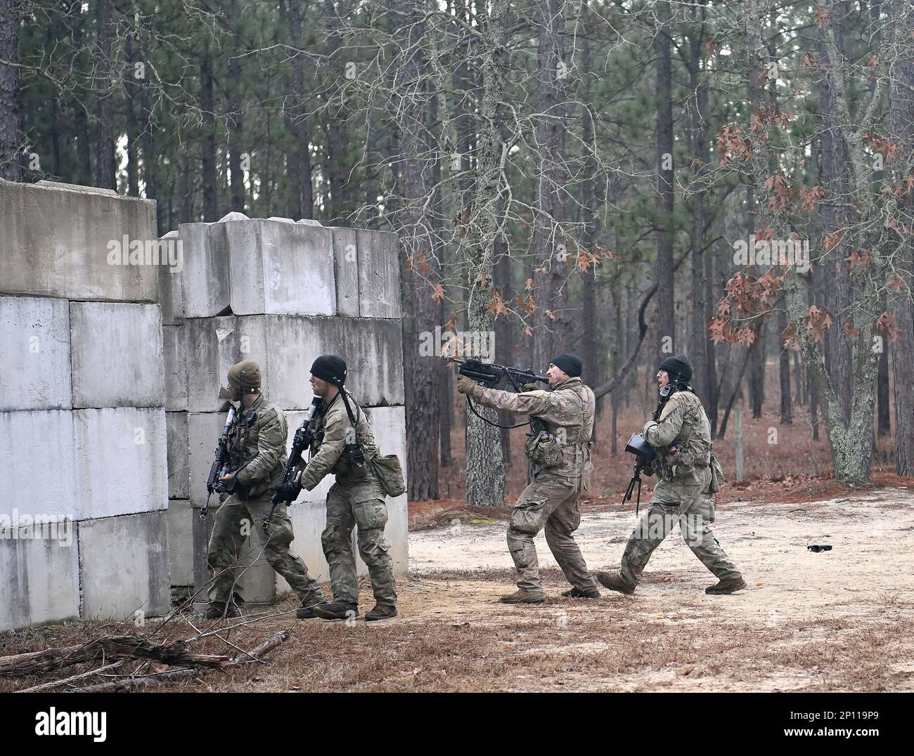 Soldiers assigned to the U.S. Army John F. Kennedy Special Warfare ...