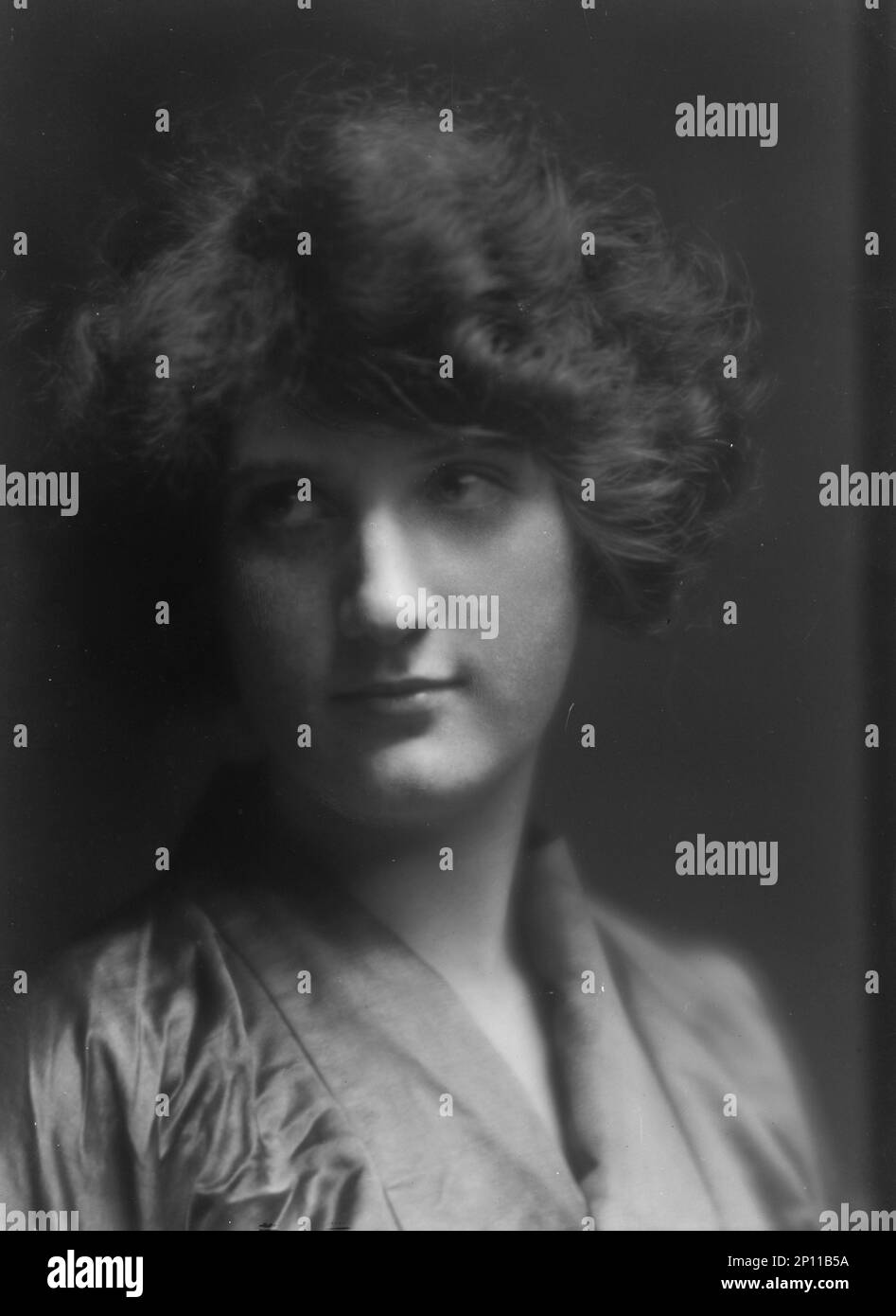 Photo portrait young curly Black and White Stock Photos & Images - Alamy