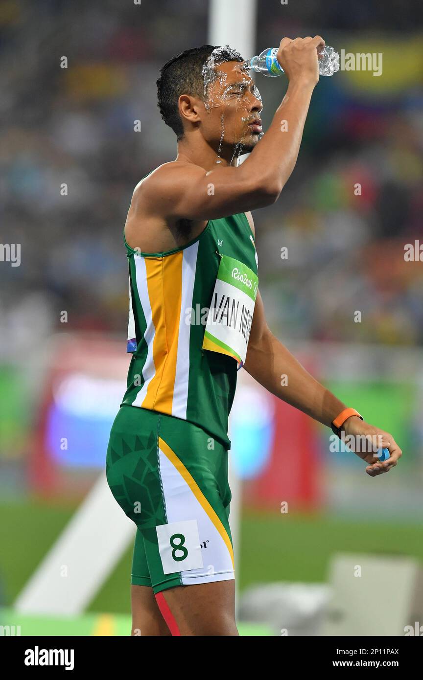 Wayde van Niekerk (RSA) sets a world record of 43.03 in the 400m in the ...