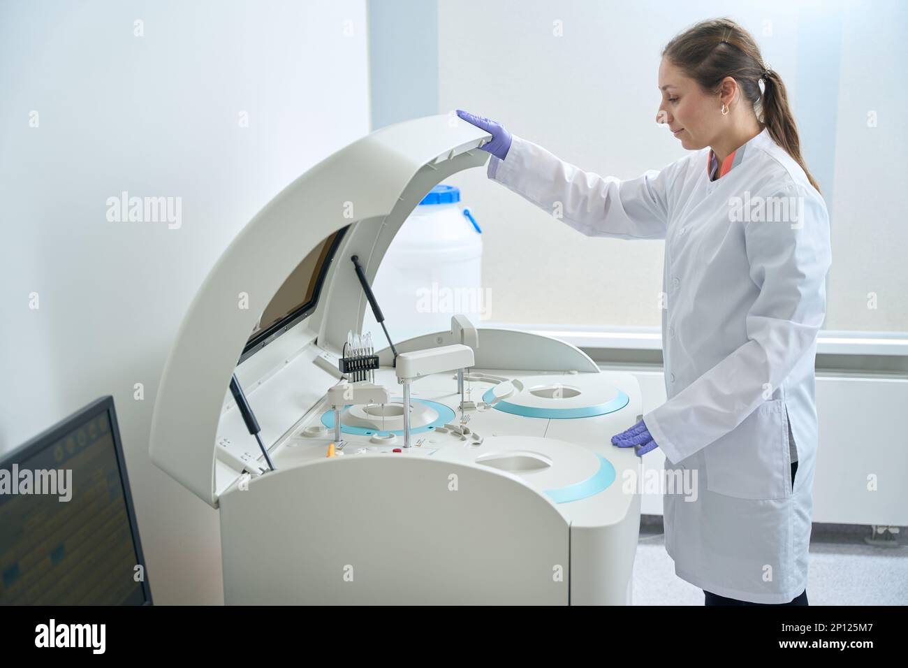 Laboratory employee works with a modern biochemical analyzer Stock ...