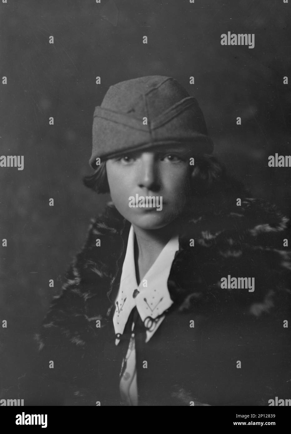 Mandelkern, Miss, portrait photograph, not before 1916 Stock Photo - Alamy