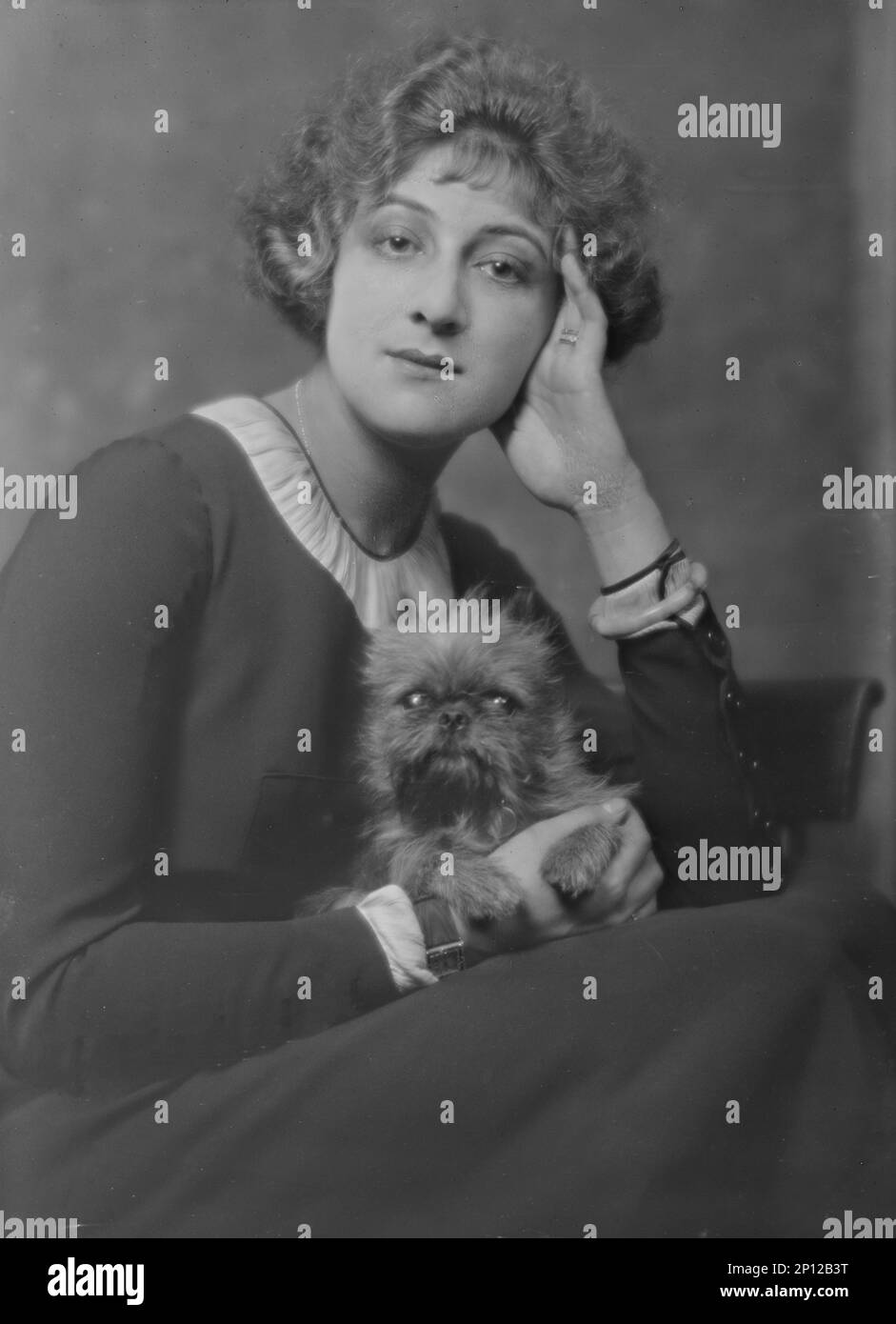 Melville, Mrs., with dog, portrait photograph, not before 1916 Stock ...