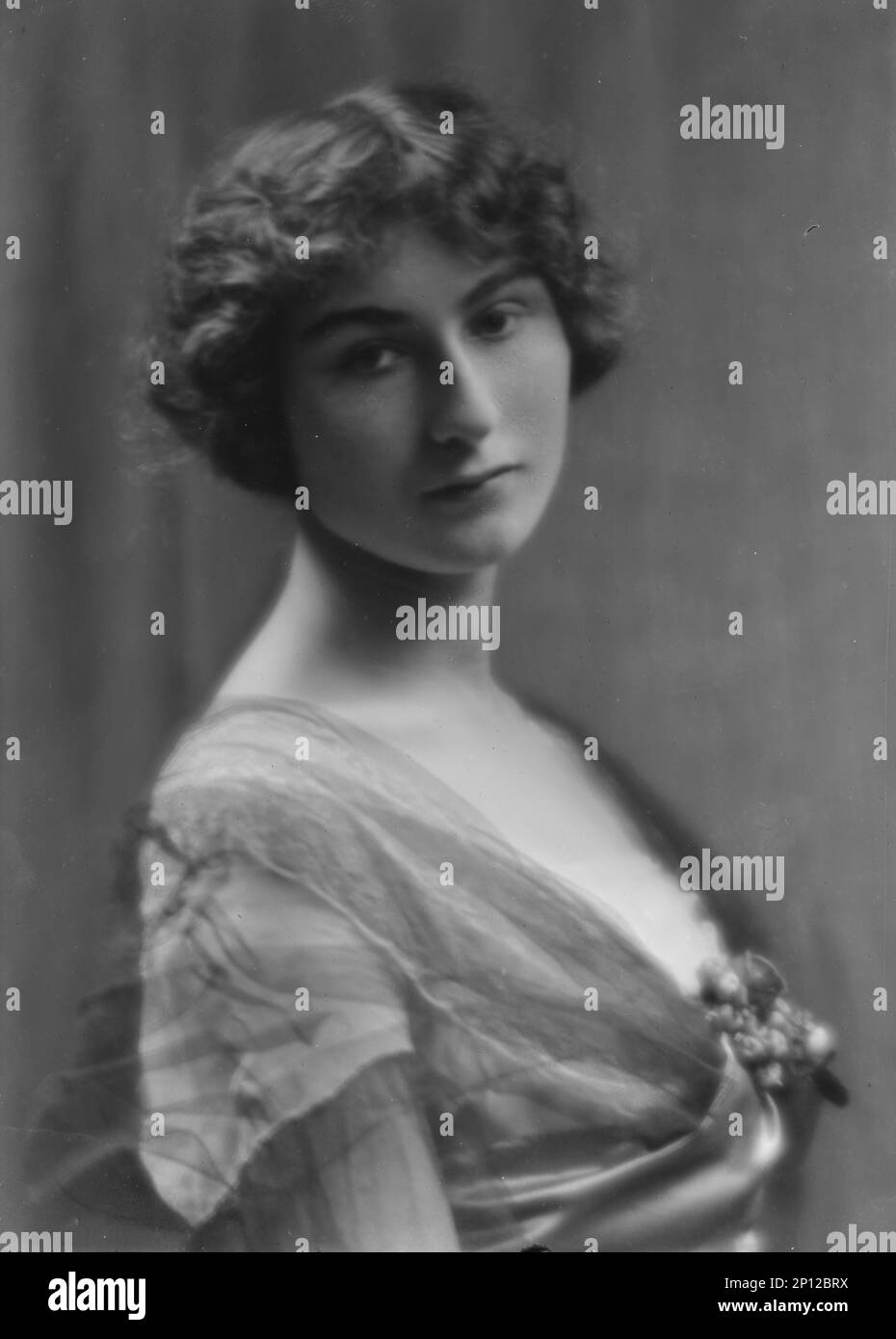 Moller, R., Miss, portrait photograph, 1913 Stock Photo - Alamy