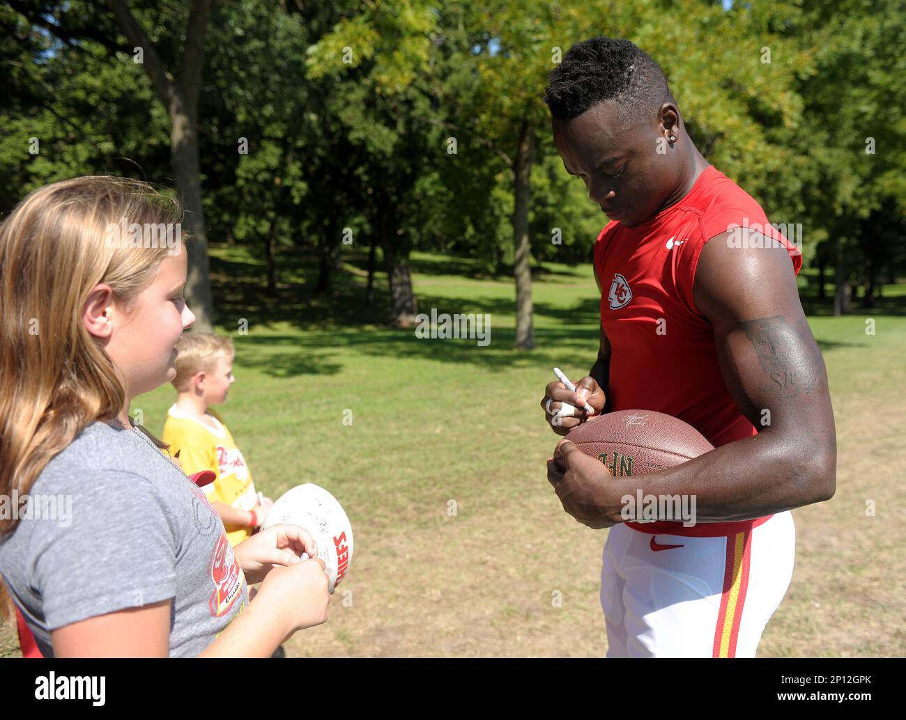 Kansas City Chiefs wide receiver Jeremy Maclin signs autographs Tuesday ...