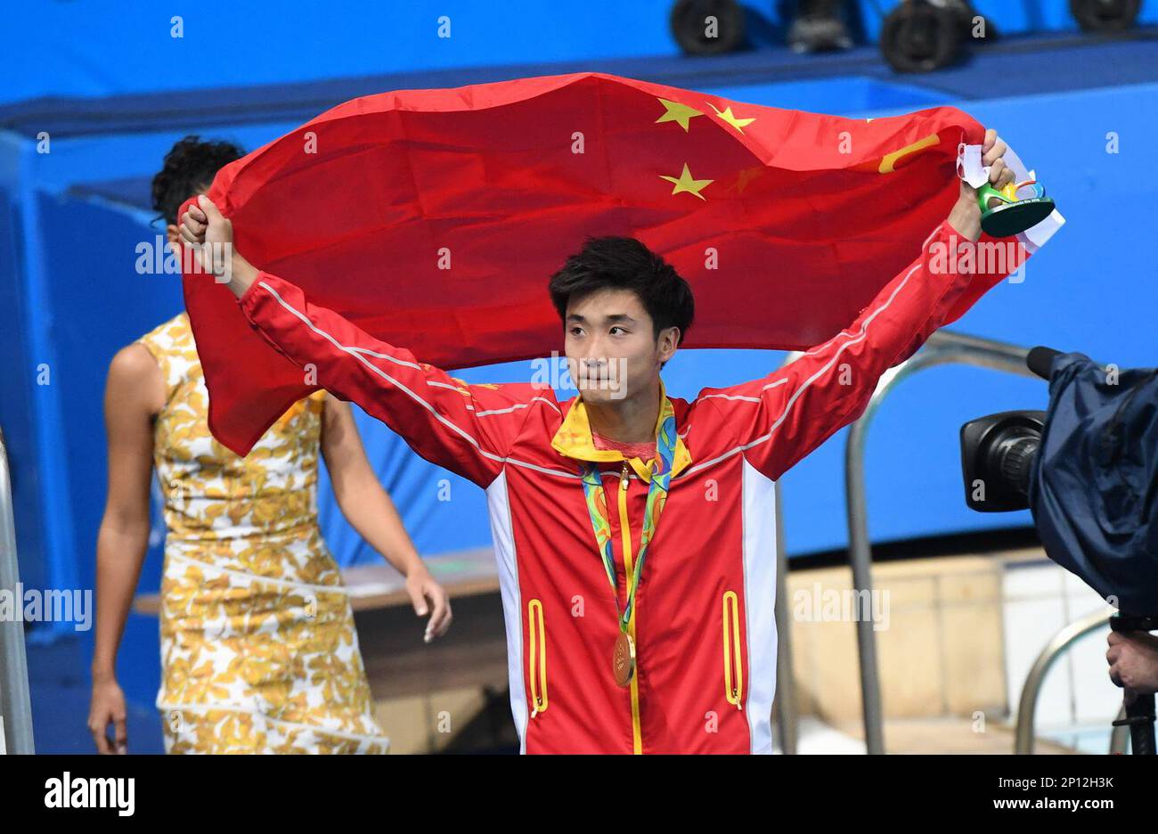Gold medalist Cao Yuan of China poses with a Chinese national flag ...